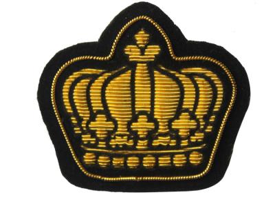 中国 高貴な金で刺繍されたジャケット パッチ、Crowne の形の金塊ワイヤー バッジ 販売のため