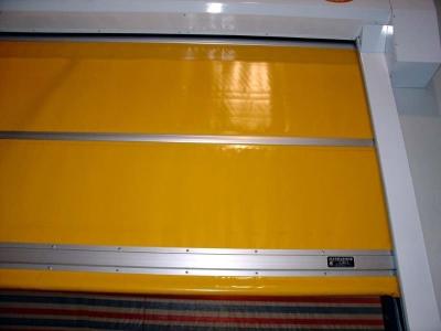 Cina Sportelli ad alta velocità di rotolamento del PVC del bene durevole automatico su ordinazione nel colore giallo in vendita