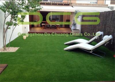 Cina Erba artificiale realistica del filato diritto e riccio del PE per colore verde del paesaggio del giardino in vendita