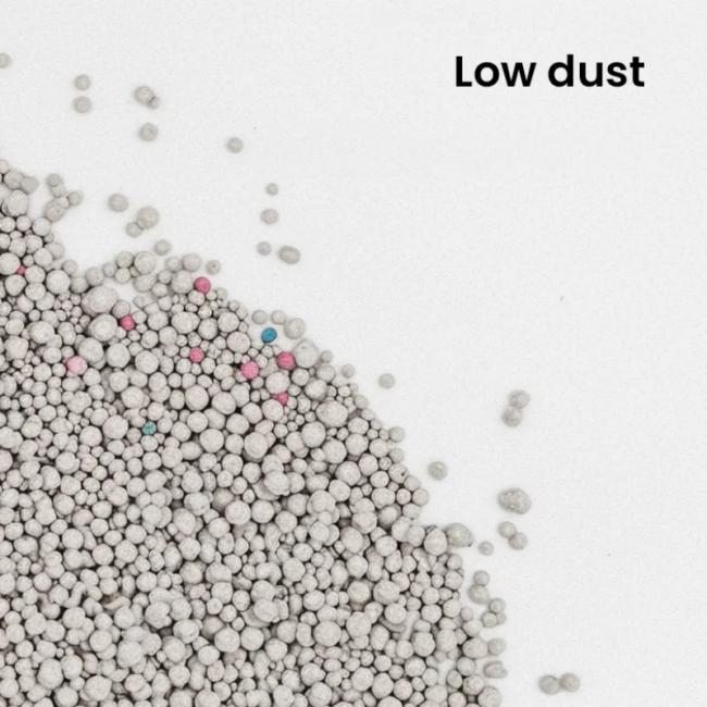 Bentonite cat litter in use