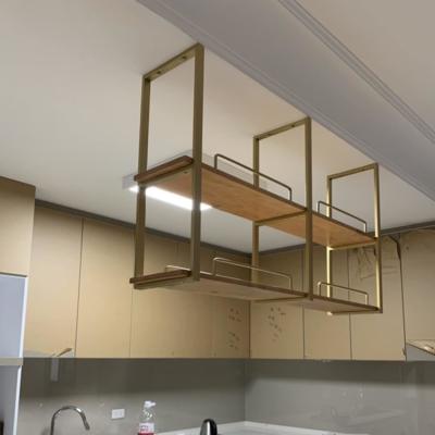 Cina Ripiano a soffitto in acciaio con porta vini in stile europeo Ripiano sospeso in legno massello in ferro in vendita