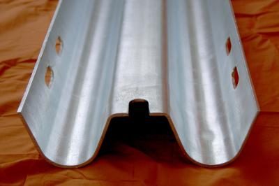China 4mm Thicikness W de Vangrail Hete Onderdompeling die van de Metaalstraal Oppervlaktebehandeling galvaniseren Te koop