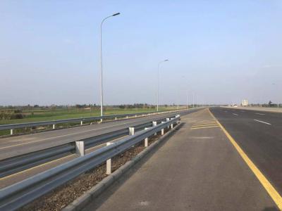 China Van de Vangrailsystemen van de hete Onderdompelings Gegalvaniseerd Rijweg de Vangrailq355 Staal Te koop