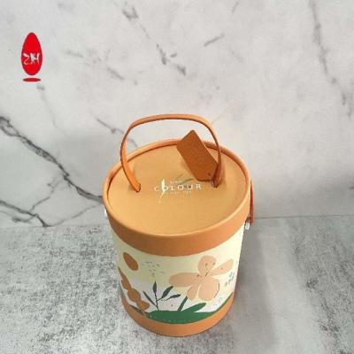 Cina White Black 350gsm Cardboard Cylinder Tube Box Bottle Packaging in vendita