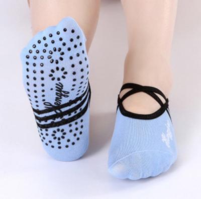 Cina L'yoga materiale del cotone afferra i calzini antislittamento di forma fisica di balletto dei calzini con ampia scollatura sulla schiena di yoga dei calzini in vendita