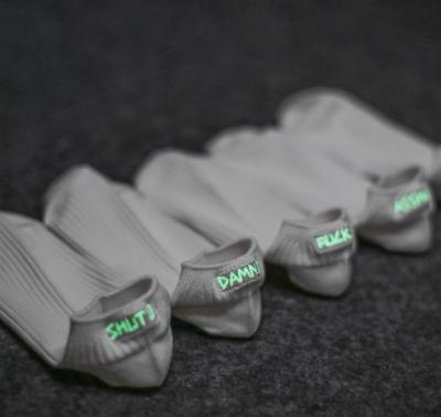 Cina La novità segna gli uomini/donne con lettere unisex dei calzini del cotone casuale luminoso in vendita