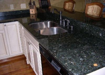 China Countertops van de het Granietplak van de douanekeuken Vlinder Groene Kleur Gebeëindigd Pools Te koop