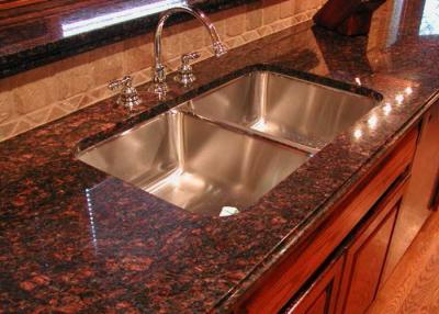 China Het moderne Bruine Countertops van de Granietplak Scherpen van Keukenkast Volledige Bullnose Te koop