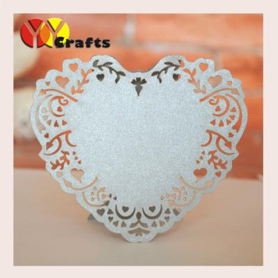 Cina Decorazioni del taglio del laser dei supporti di carte del posto della Tabella di nozze del cuore dell'ornamento in vendita