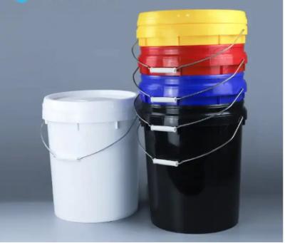 Cina PP UN approvato secchio di plastica da 20 litri con maniglie di metallo e coperchio del becco in vendita