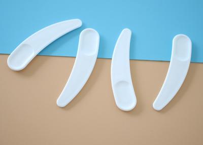 Chine Spatule cosmétique 53mm en plastique blanche adaptée aux besoins du client pour des pots de crème à vendre