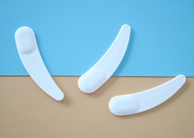 Chine Spatule cosmétique 53mm en plastique blanche adaptée aux besoins du client pour des pots de crème à vendre