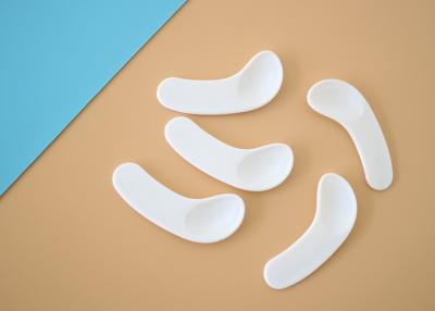 Chine Spatule cosmétique 33.5mm en plastique blanche de maquillage de cuillère à vendre