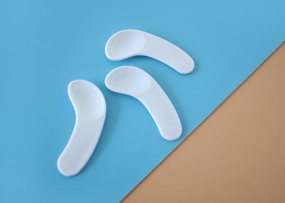 Chine Spatule cosmétique 33.5mm en plastique blanche de maquillage de cuillère à vendre