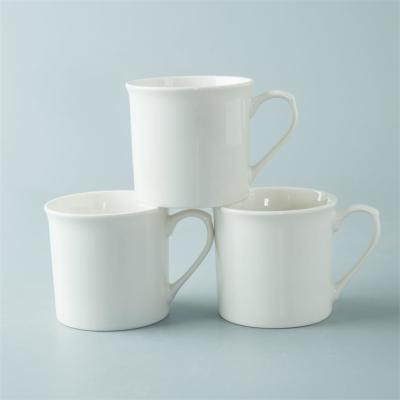 Chine Tasses en céramique blanches promotionnelles à une seule couche de 8oz 250ml, tasses de Latte de porcelaine tendre à vendre