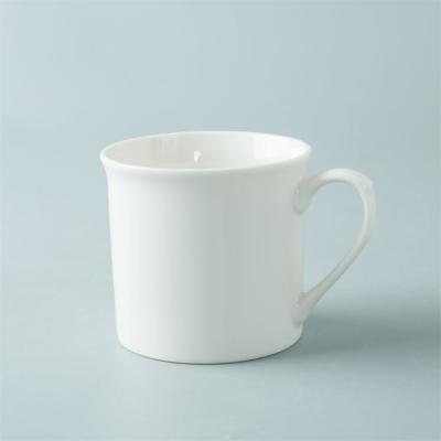 Chine Tasses en céramique blanches promotionnelles à une seule couche de 8oz 250ml, tasses de Latte de porcelaine tendre à vendre