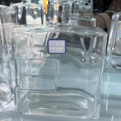China 500 ml 750 ml 1000 ml Flint Glass Vodka Brandy Bottle Custom Spirit Vodka Glass Bottle à venda