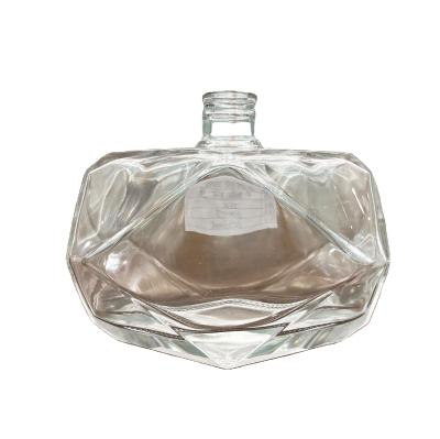 Cina Bottiglia di vetro poligonale di lusso per VODKA Chiara e distintiva in vendita