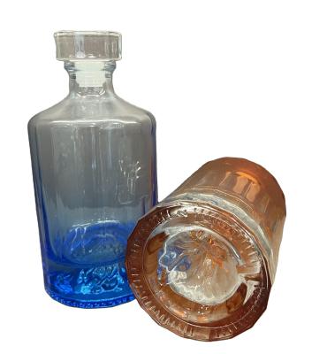 Cina Bottiglia di vetro per whisky vodka gin 500 ml di capacità con tappo spray di montagna in vendita