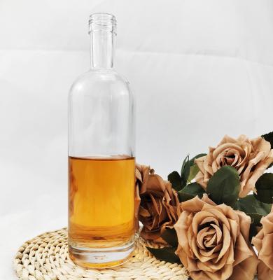 Cina Bottiglie di vetro trasparenti da 700 ml per la produzione di whisky nella produzione di vino in vendita