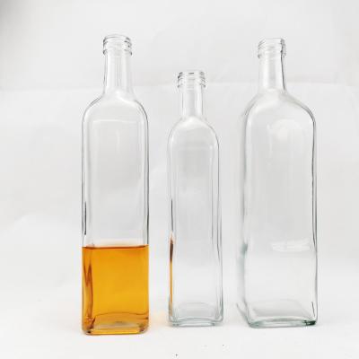 Cina Stampaggio a caldo 250ml 500ml 750ml Bottiglia di vetro per whisky Cappuccio a vite Bottiglia di liquore chiara in vendita