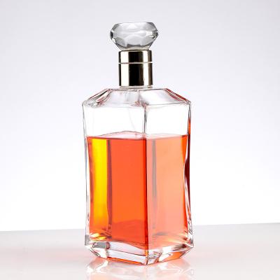 Cina Materiale del colletto Bevande in vetro 500 ml Quadrato trasparente Bottiglia di vino in vetro alto bianco con tappo in vendita