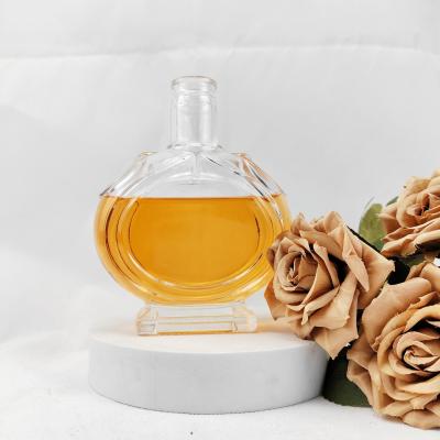 Cina Bottiglia di vetro di vino quadrato trasparente Bottiglie di liquore di whisky con tappo di vetro Forma rotonda Collare Materiale vetro in vendita