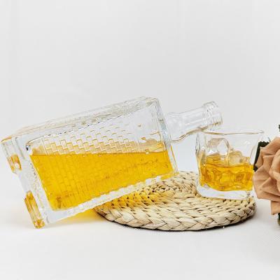 China 680 ml Quadratglas-Wodka-Flasche mit graviertem Design zu verkaufen