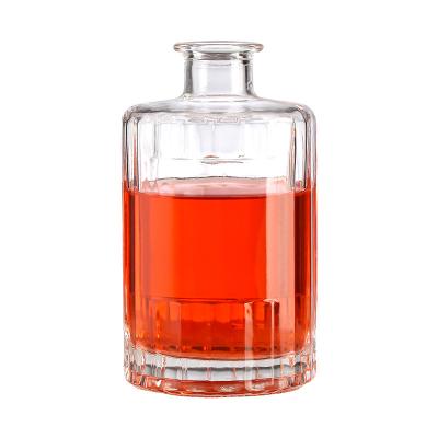 Cina Manipolazione superficiale di stampo a caldo Logo personalizzato Bottiglia di vetro vuota per liquori Rum Gin Tequila in vendita