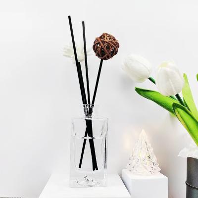 Cina Bottiglie di diffusore di vetro rotondo per aromaterapia di canna per profumi Bottiglia di vetro rettangolare con tappi in vendita
