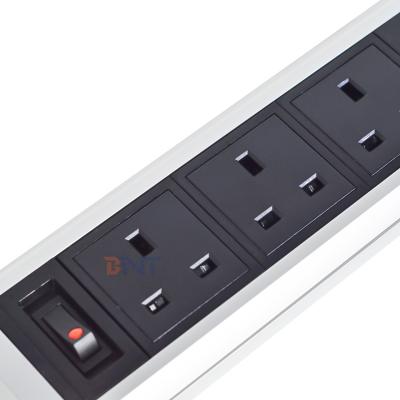 Cina Soccetti di alimentazione multifunzione per desktop con presa elettrica incorporata 3AC Soccetti di ricarica USB A + USB C in vendita