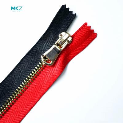 中国 ジャケットの金属のジッパーのための5#対照色人格ジッパー 販売のため