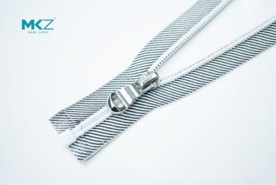 中国 黒い縞の白い歯#7 #10のナイロン コイルのジッパー 販売のため