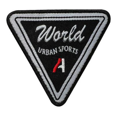 China Projete o bordado do triângulo remenda esportes urbanos Logo Iron On Woven Patches à venda
