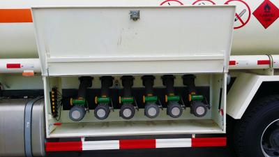 Κίνα Φορτηγό 8x4 28000L πετρελαιοφόρων Howo Sinotruk προς πώληση