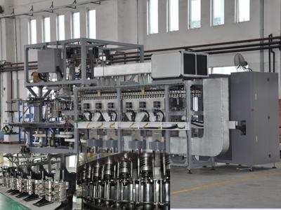 Cina controllo dello SpA del materiale da otturazione e della tappatrice dell'acqua in bottiglia 15000BPH con il touch screen in vendita