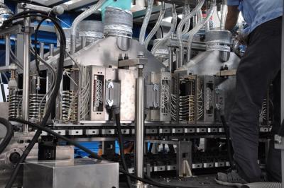 Cina macchina di rifornimento di 380V 18KW 8000 BPH Monoblock, materiale da otturazione e tappatrice liquidi in vendita