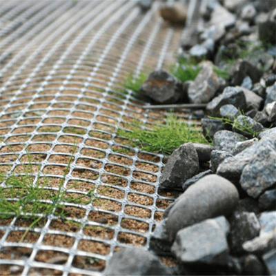 Cina 30kn PP Plastico Biassiale Geogrid per la costruzione di strade Lunghezza 50-100m Materiale grezzo Plastico PP in vendita
