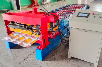 China Máquina de moldagem de rolos de azulejos vidrados controlada por PLC com sistema de corte hidráulico à venda