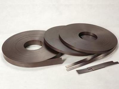 Cina I magneti di gomma flessibili anisotropi rivestiti UV rotolano NF04 1400-1600Br in vendita