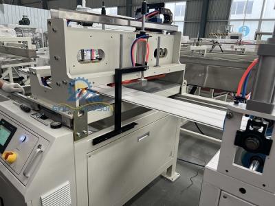 중국 PE PVC 파우더 / PE PVC 곡물 PVC 벽 패널 진압 기계 200-250kg/Hr 판매용
