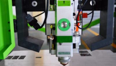 Chine Découpeuse portative de commande numérique par ordinateur, découpeuse de laser de la fibre 1000-2000W à vendre