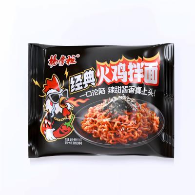 Cina Noodle piccanti fritte e immediate, gusto di pollo caldo. Noodle piccanti cinesi, inssant, ramen coreano. in vendita