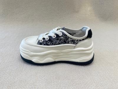 China Brodería de estilo chino mujer de tope bajo deporte casual de peso ligero cabeza redonda cómoda en venta