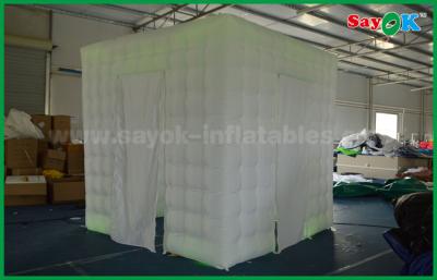 Chine 2.5m x 2.5m x 2.5m cabine gonflable de photo de deux portes étaye la tente portative de cabine de photo à vendre