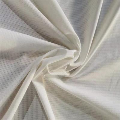 Cina 120gsm foro Dot Chiffon Fabric Punching Style in vendita
