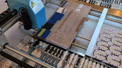 中国 CHMT48VB ベンチトップ SMT ピックアンドプレースマシン 58 フィーダー 2 ビジョンカメラ 販売のため