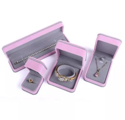 Cina Contenitore di gioielli del velluto dell'OEM Ring Necklace Packaging Box Pink ISO9001 in vendita