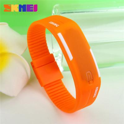 China Correa llevada cómoda unisex del silicón del reloj del deporte de Digitaces con la batería de Japón en venta