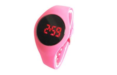 中国 女の子 PU のバックルが付いているピンクのニース LED デジタルの腕時計のクロノグラフ 販売のため